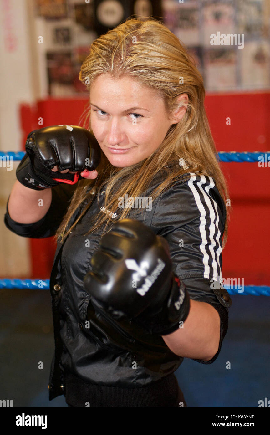 Pretty girl boxer doing fitness training Stock Photo - Alamy