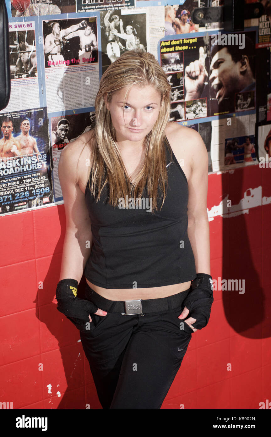 Pretty girl boxer doing fitness training Stock Photo - Alamy