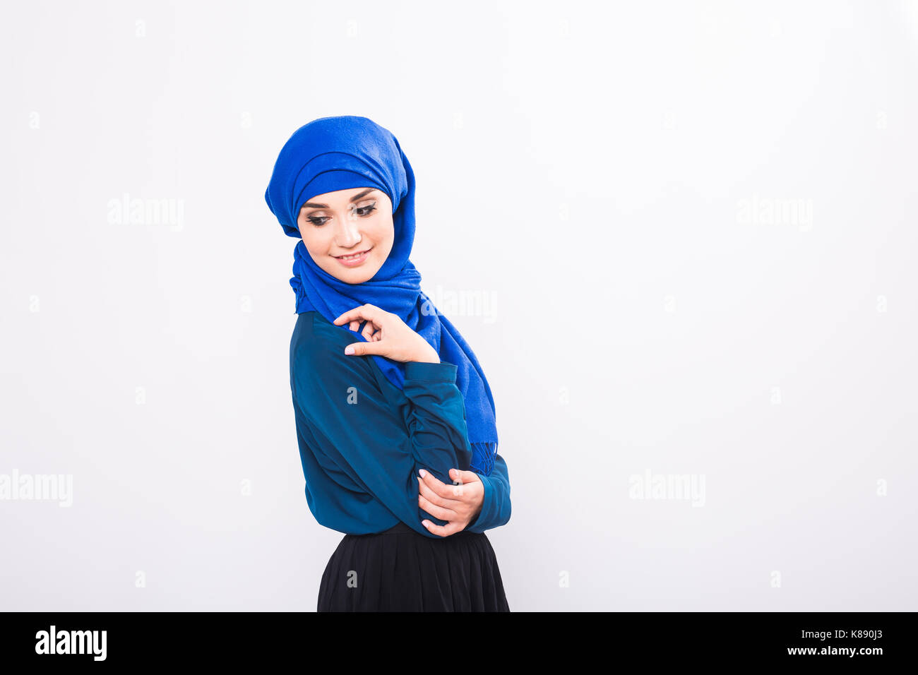 Portrait of young muslim woman wearing traditional arabic clothing ...