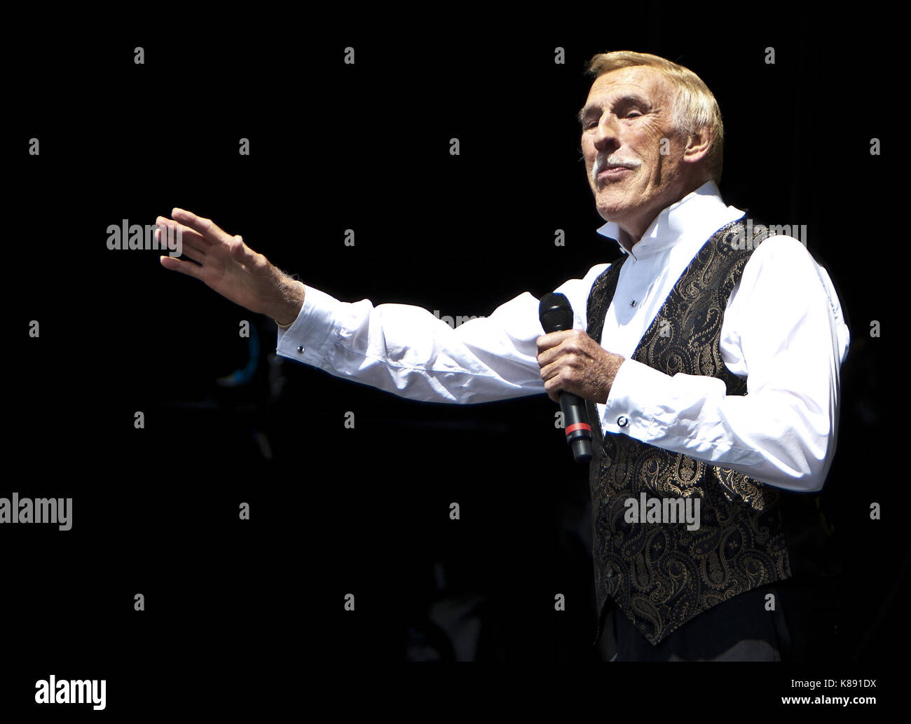 It was announced today that veteran entertainer Bruce Forsyth died this ...