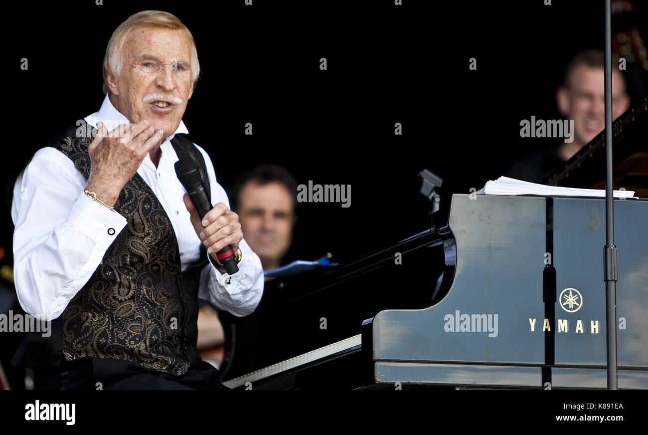 It was announced today that veteran entertainer Bruce Forsyth died this ...