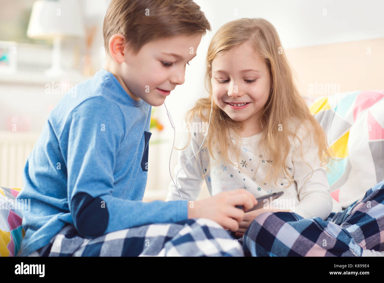 Singing siblings hi-res stock photography and images - Alamy
