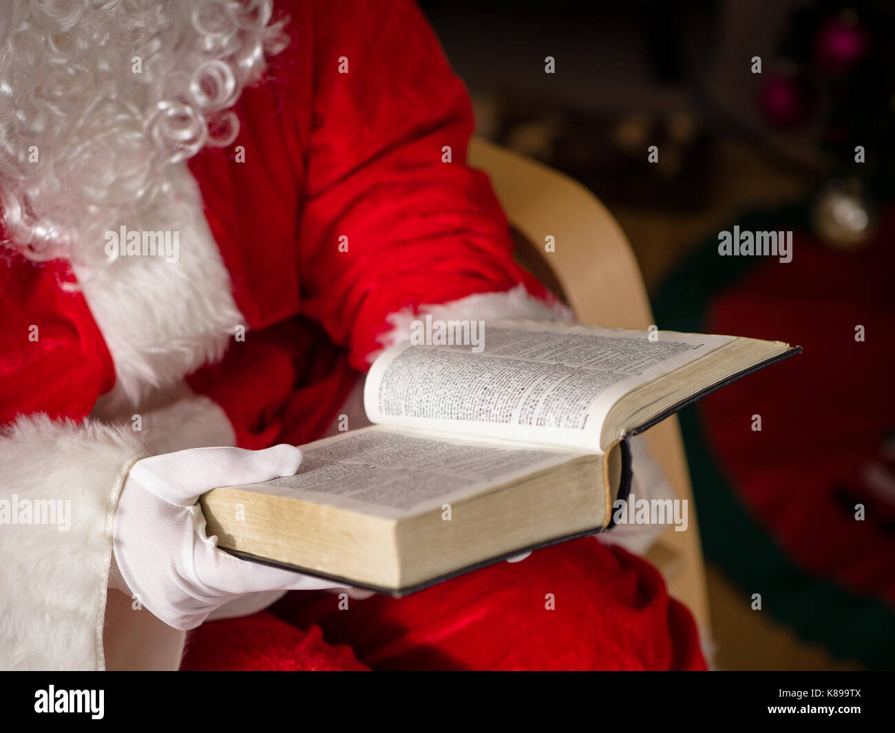 Santa reading the bible hi-res stock photography and images - Alamy