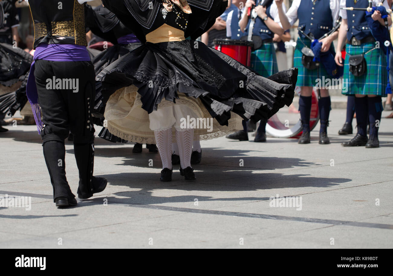 Spanish traditional dance group Stock Photo - Alamy