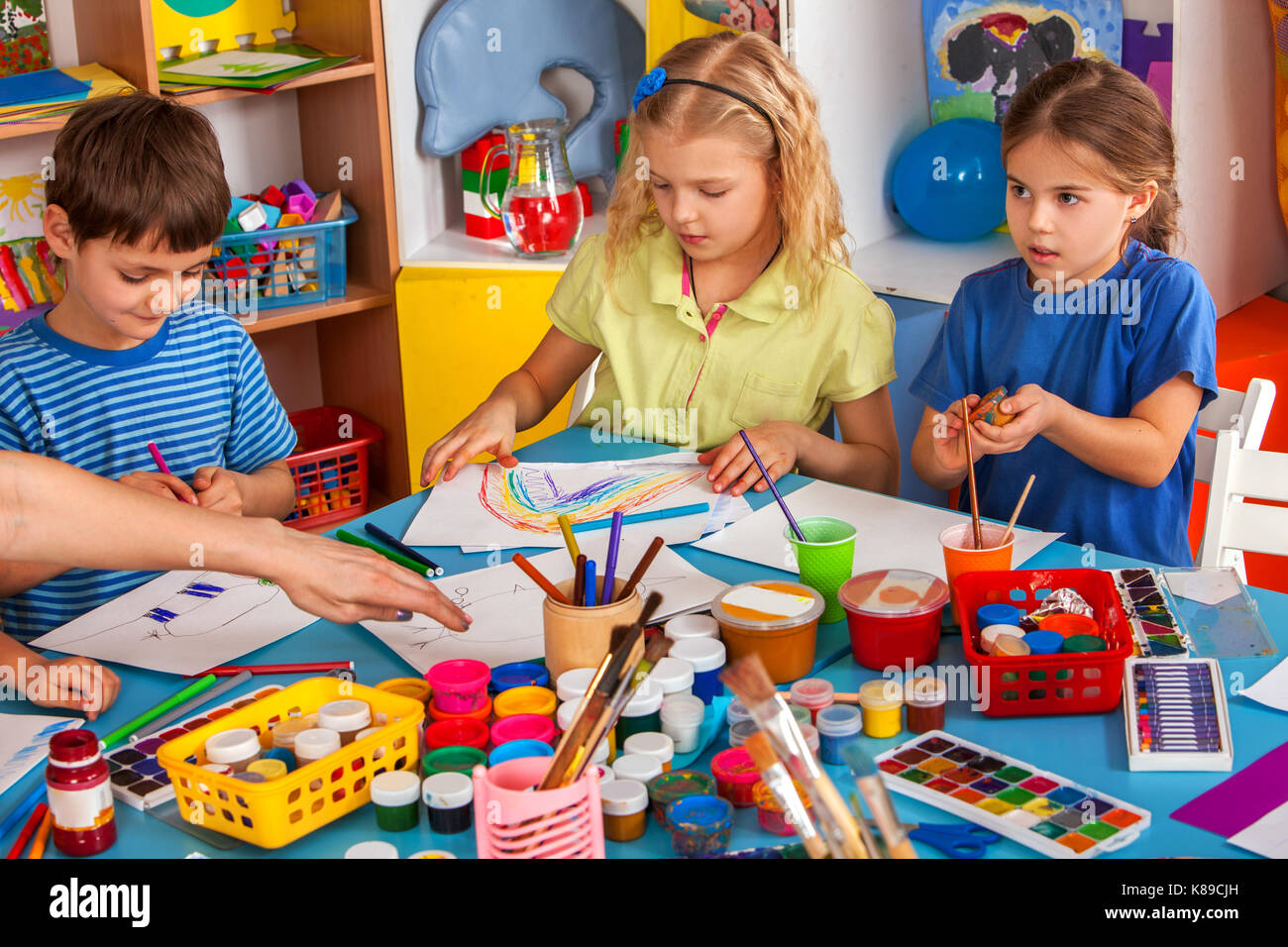 Small students girl painting in art school class Stock Photo - Alamy