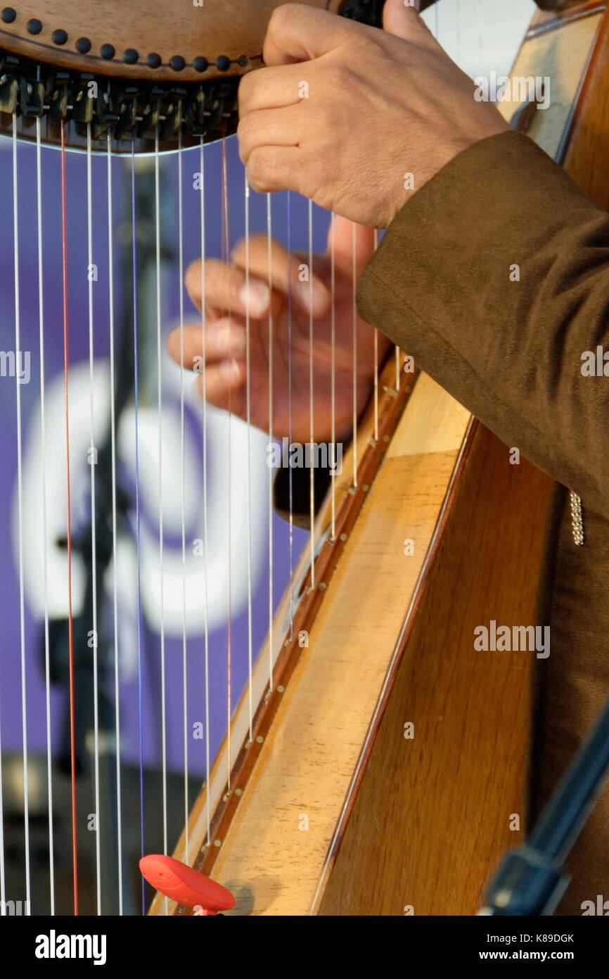 Harpists hi-res stock photography and images - Alamy
