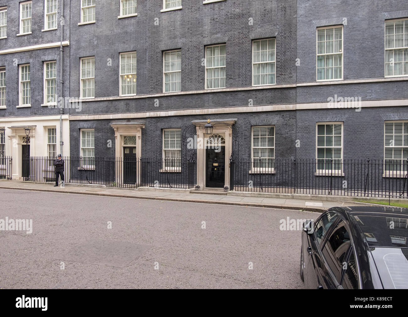 Security police number 10 downing hi-res stock photography and images ...