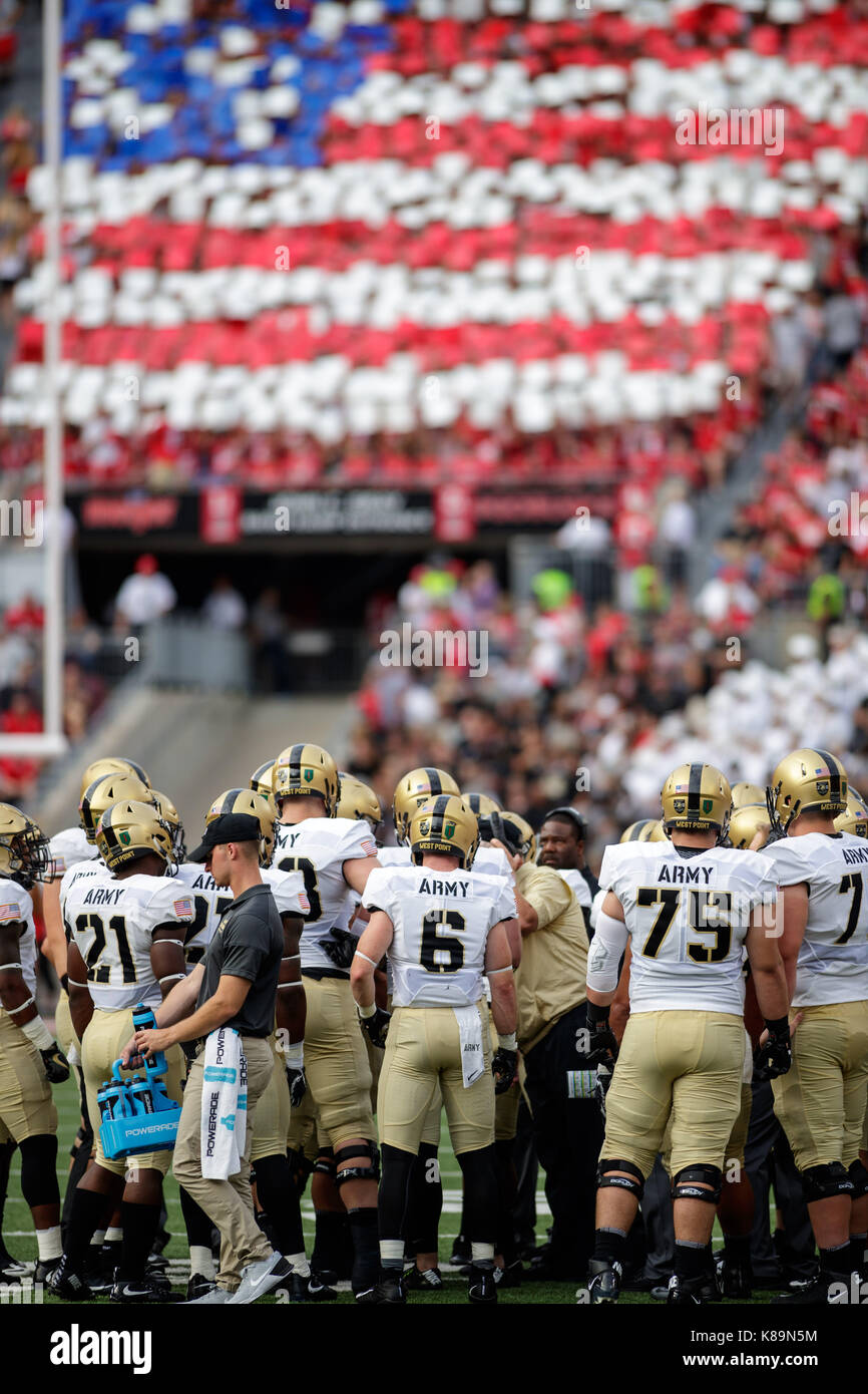 Huddle military hi-res stock photography and images - Alamy