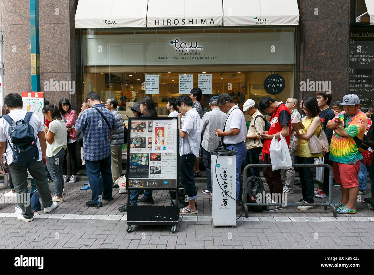 Tokyo, Japan. 19th Sep, 2017. Hiroshima Carp baseball team fans line up ...