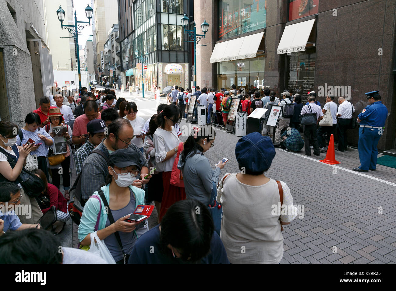 Tokyo, Japan. 19th Sep, 2017. Hiroshima Carp baseball team fans line up ...