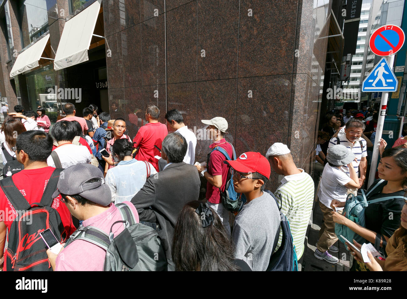 Tokyo, Japan. 19th Sep, 2017. Hiroshima Carp baseball team fans line up ...