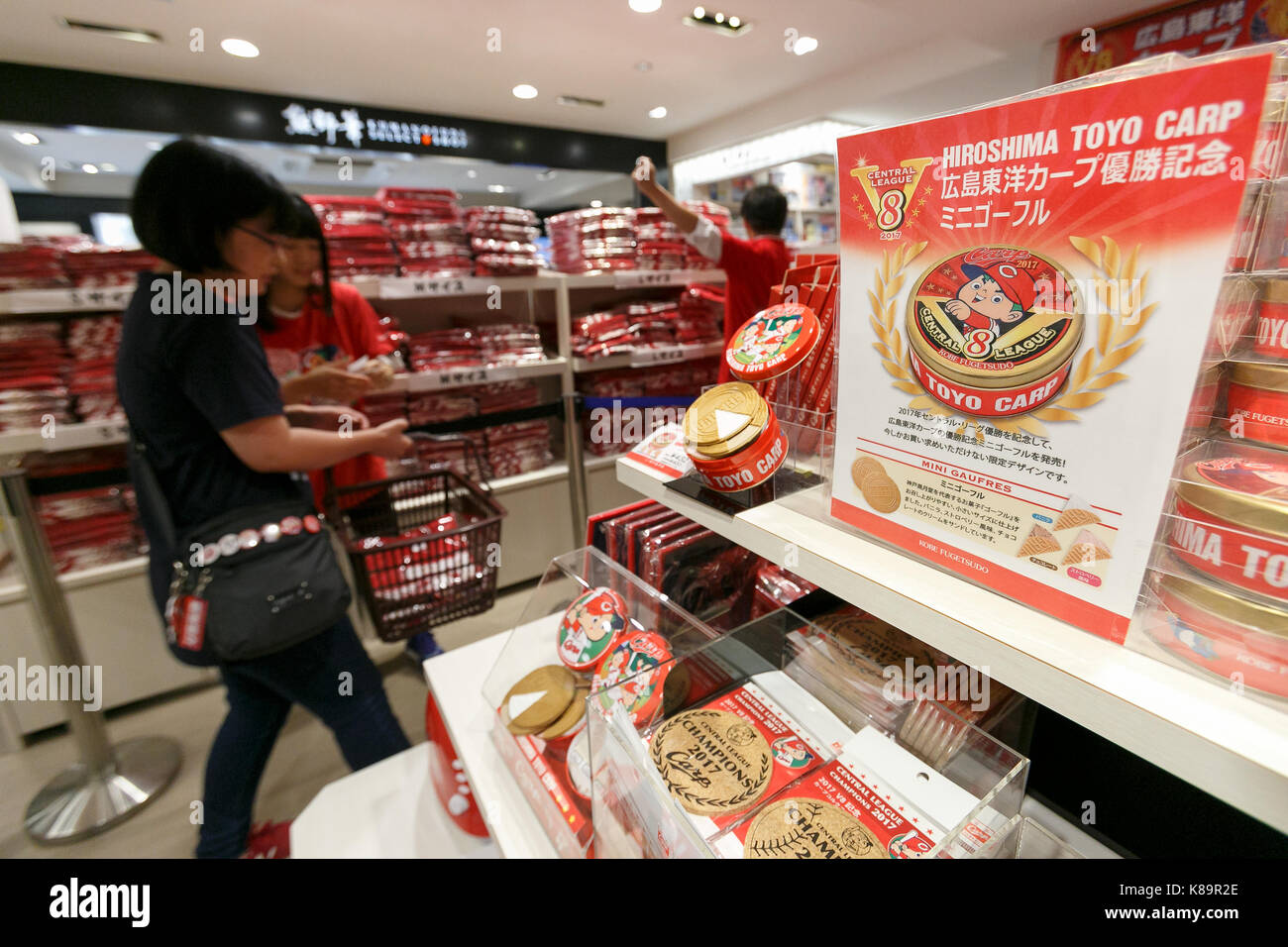 Tokyo, Japan. 19th Sep, 2017. Hiroshima Carp baseball team fans line up ...