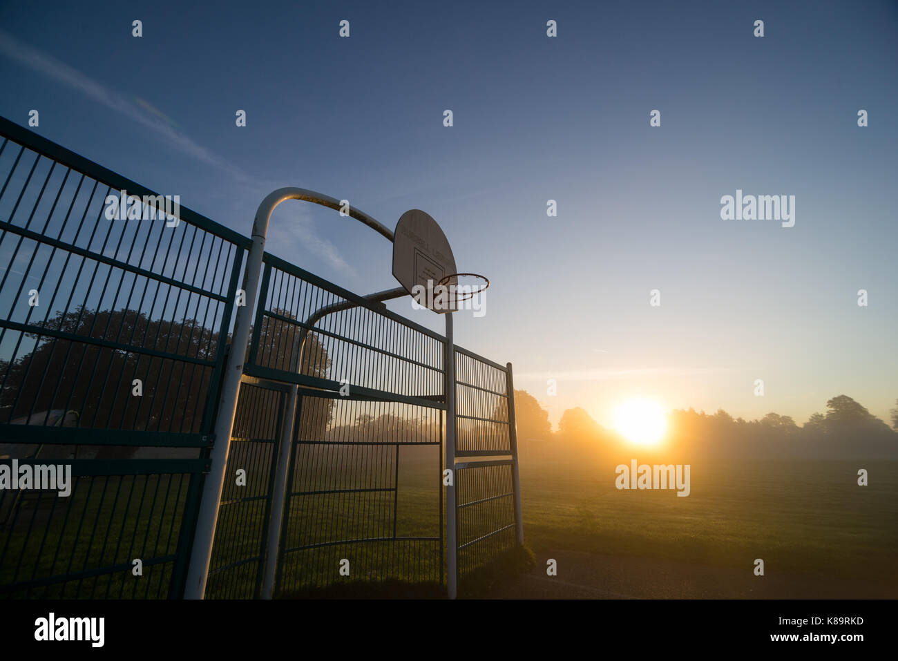 Silhouette of basketball hoop hi-res stock photography and images - Alamy