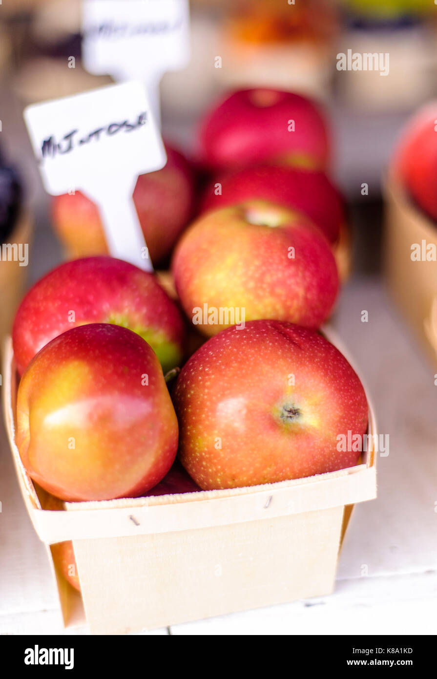 Mcintosh apples hi-res stock photography and images - Alamy