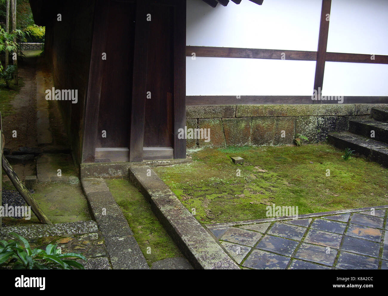 竜安寺. Ryoanji. Famous Zen Buddhist temple in Kyoto Stock Photo - Alamy