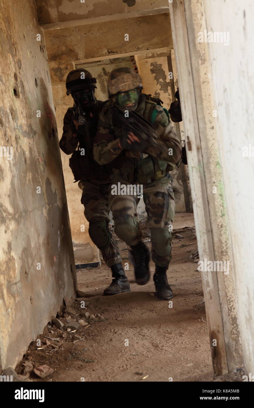 Legionnaires from the 2REP (2nd Foreign Paratroop Regiment) raid a ...
