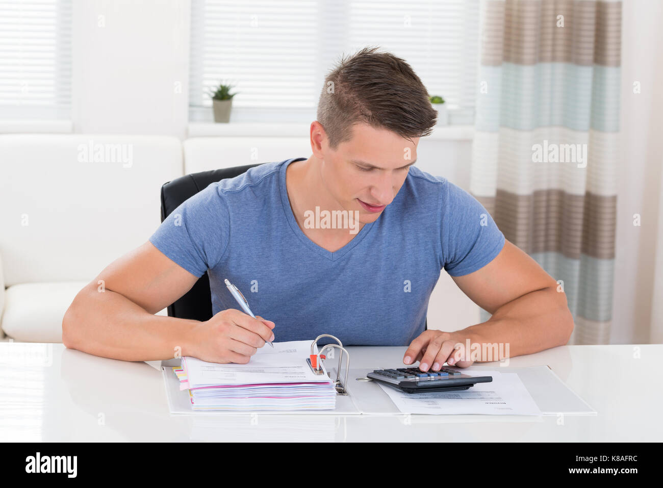Man calculator hi-res stock photography and images - Alamy