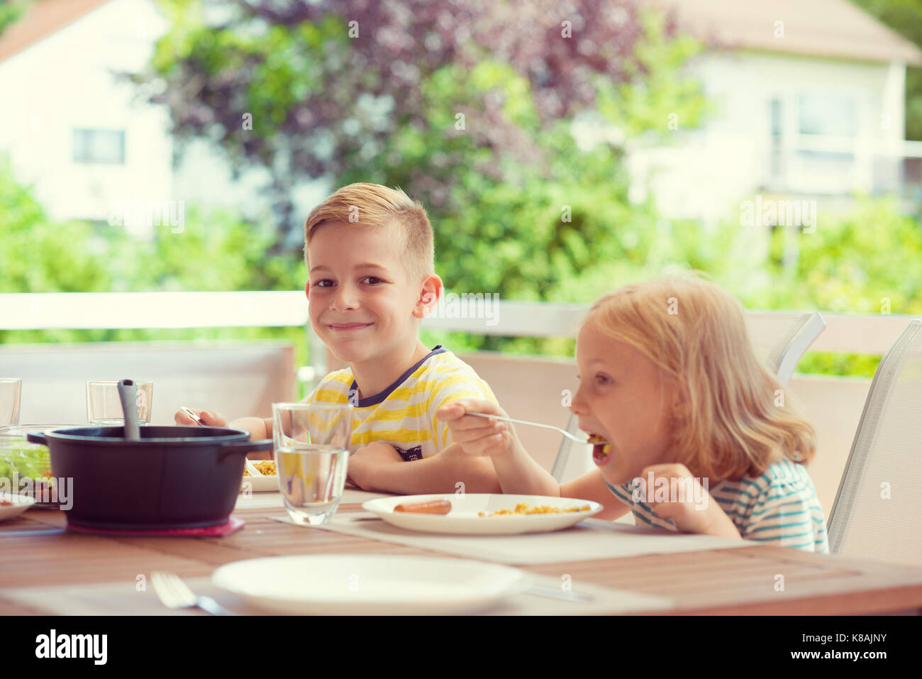 Kids eating breakfast at daycare hi-res stock photography and images ...
