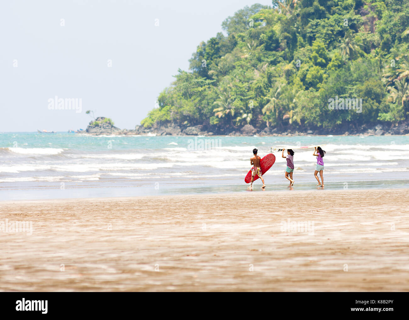 Red surfboard hi-res stock photography and images - Alamy