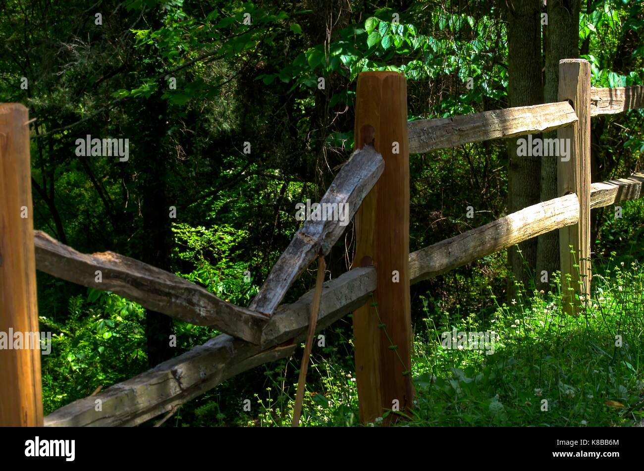 Broken wood fence hi-res stock photography and images - Alamy