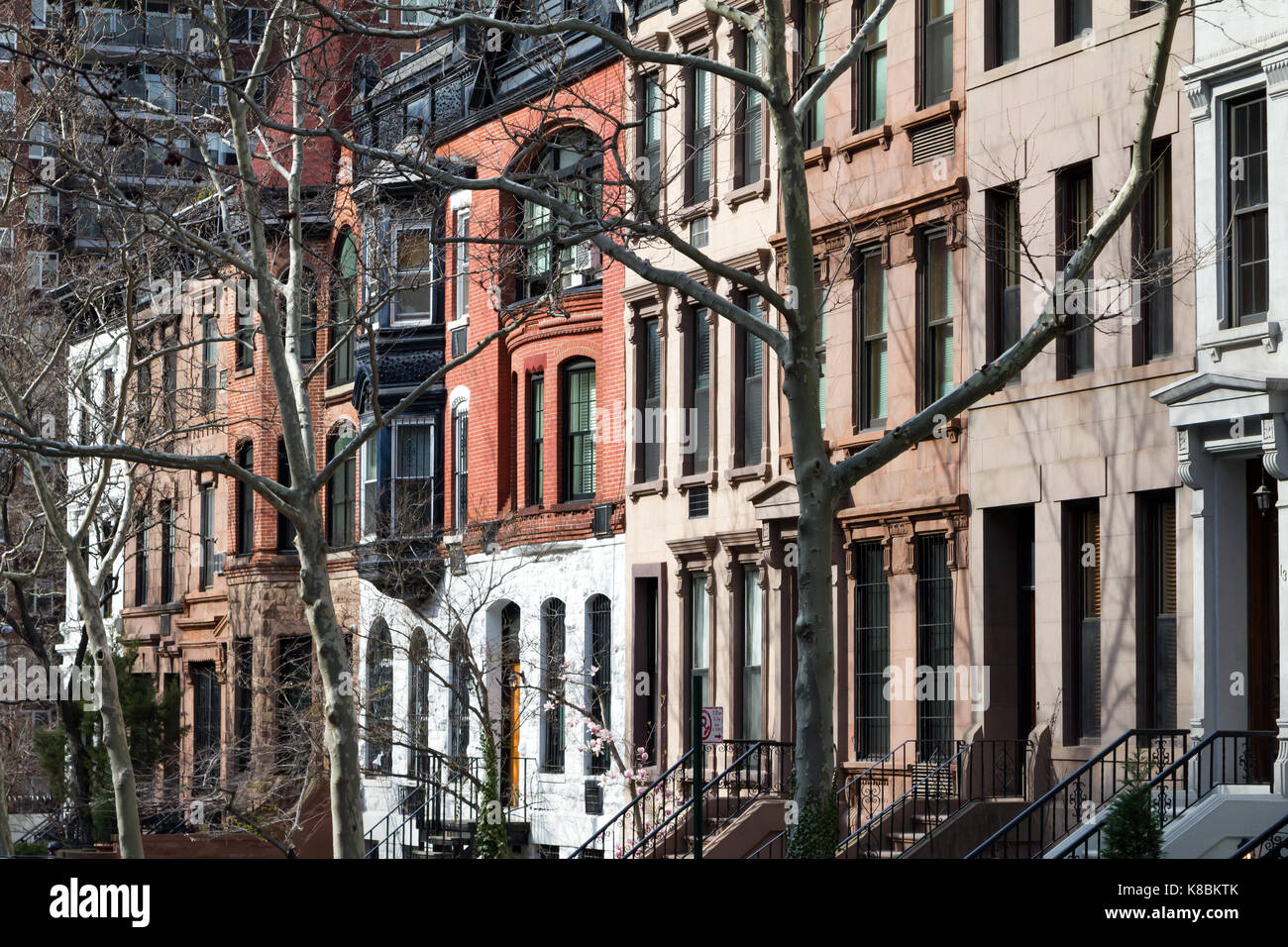 Brownstone buildings hi-res stock photography and images - Alamy