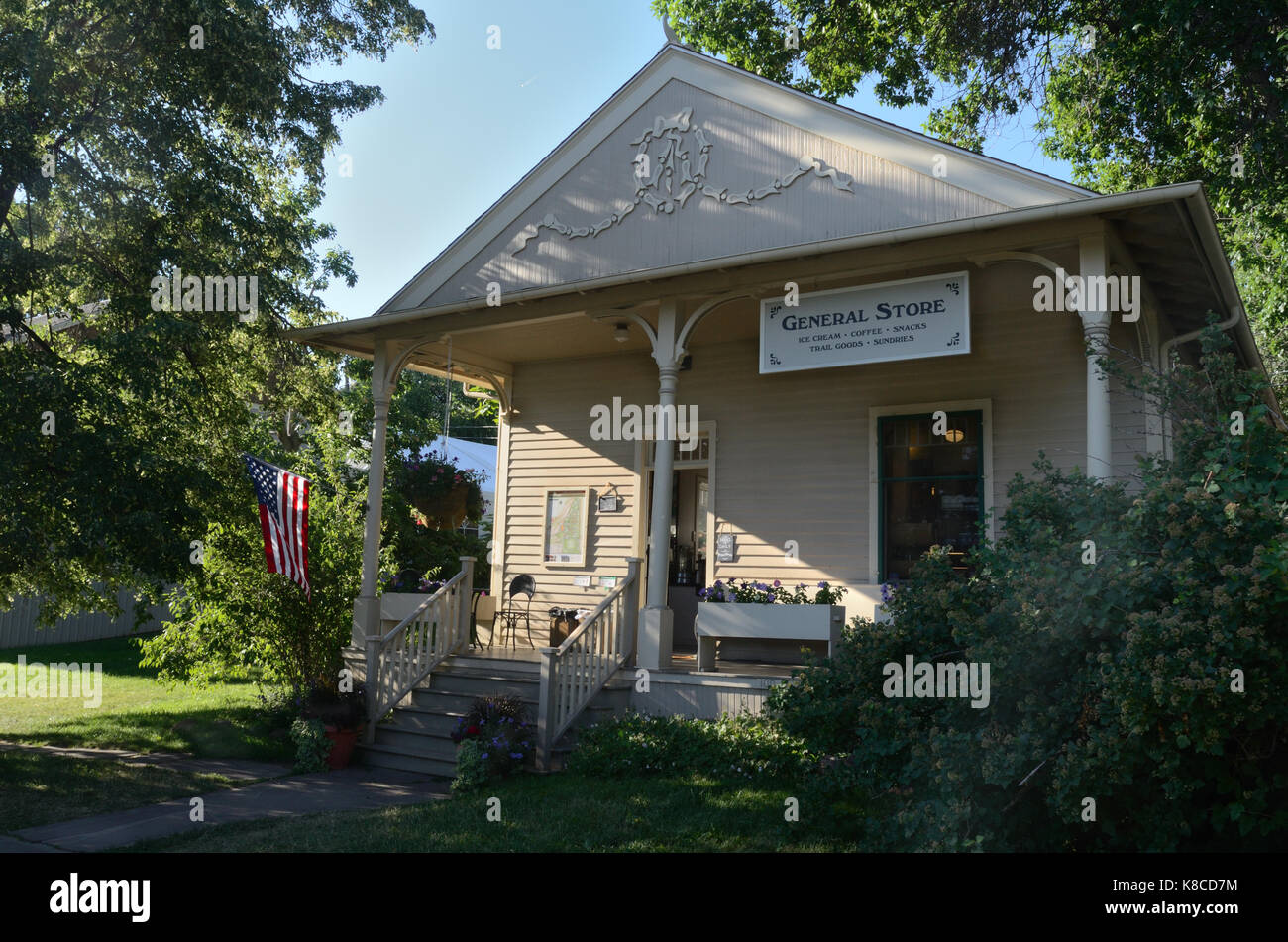 Small shops usa snacks hi-res stock photography and images - Alamy