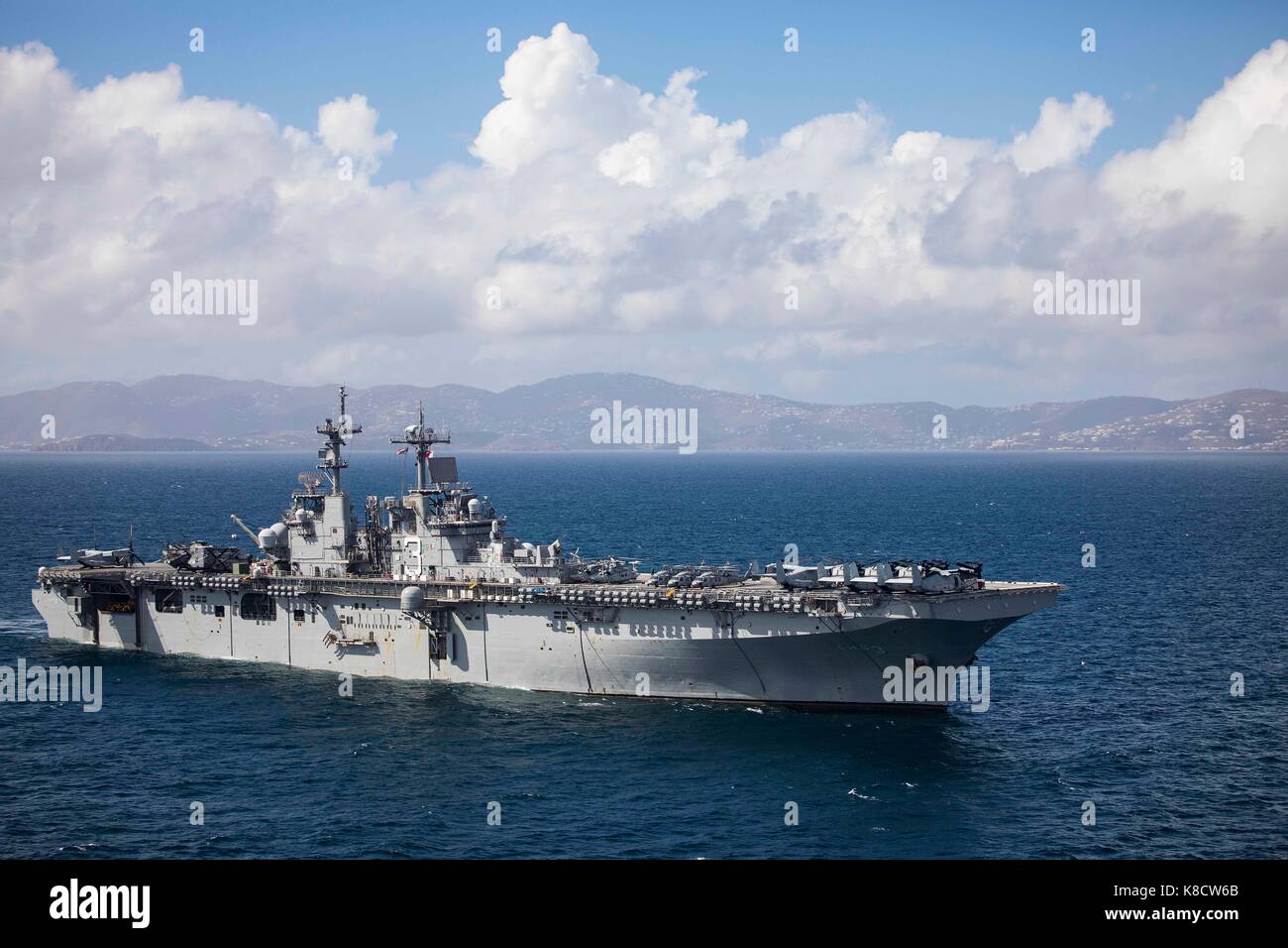 The amphibious assault ship USS Kearsarge (LHD 3) transits the ...