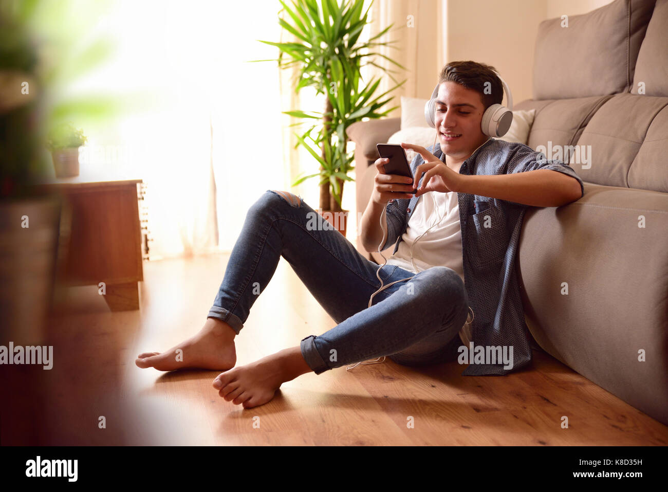 Boy smartphone room hi-res stock photography and images - Alamy