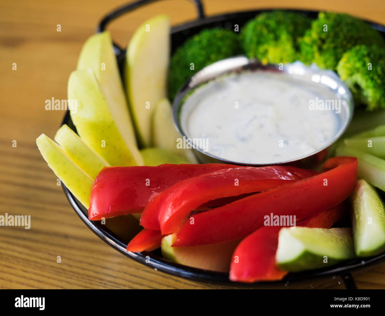 Green DEEP salad with vegetables Stock Photo - Alamy