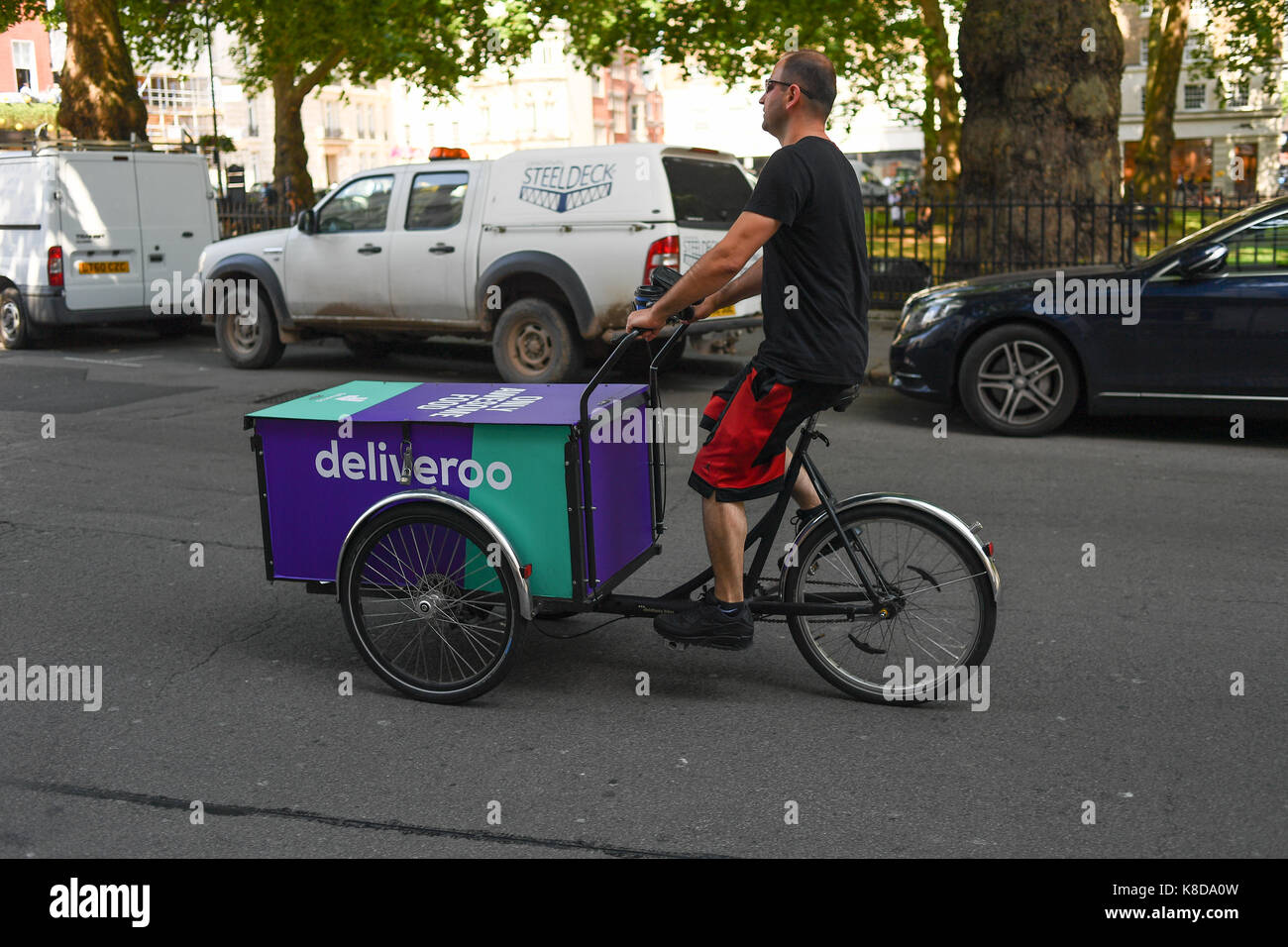 Delivery cycle hi-res stock photography and images - Alamy