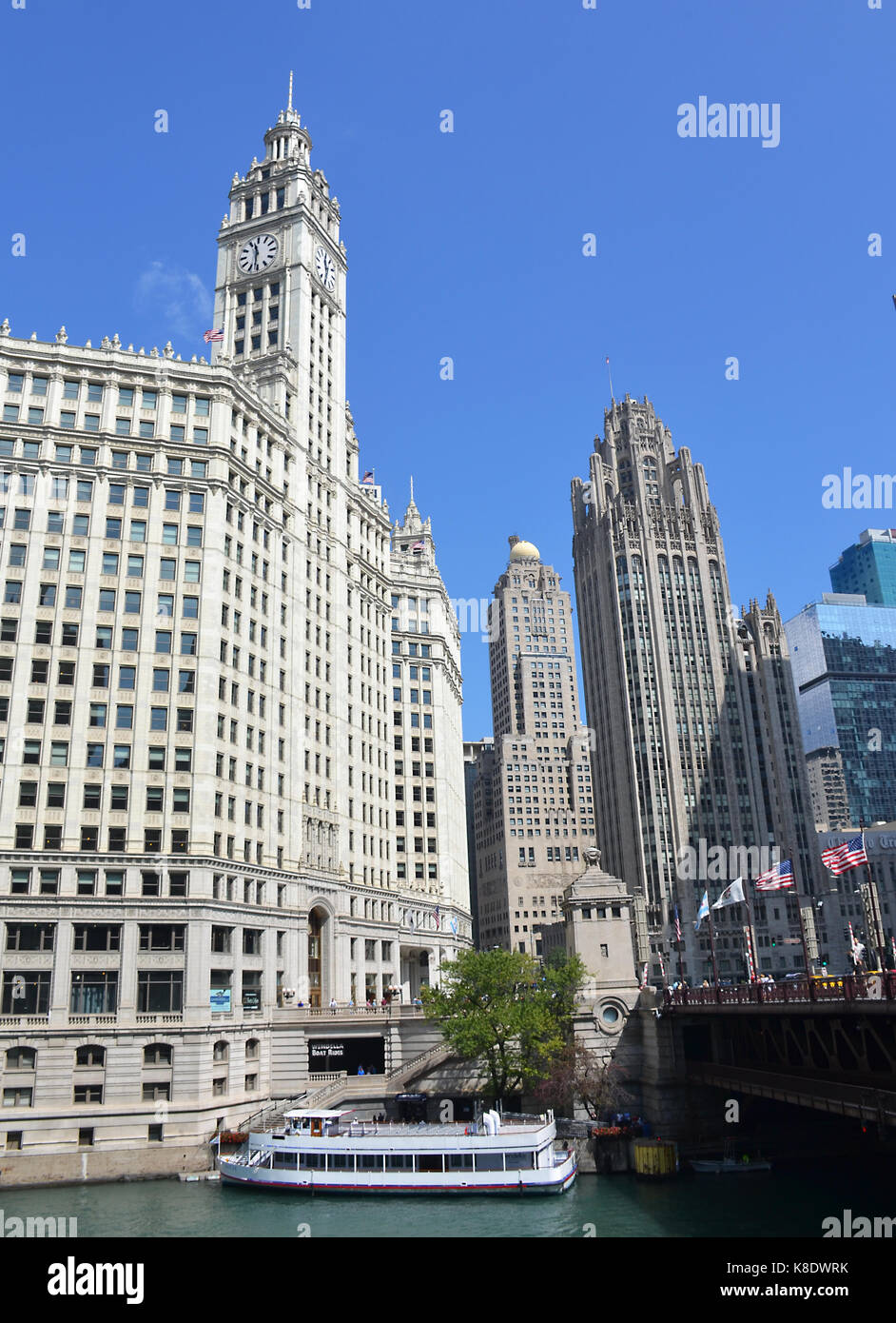 Chicago river walk urban skyscrapers hi-res stock photography and ...