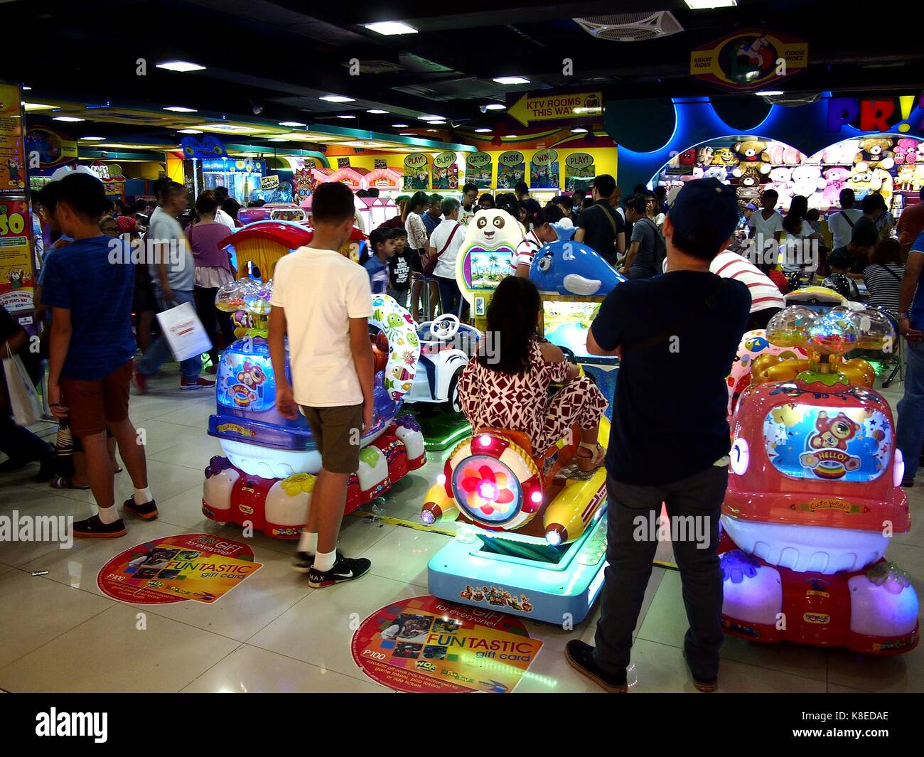 MANDALUYONG CITY, PHILIPPINES - SEPTEMBER 17, 2017: Customers inside a ...