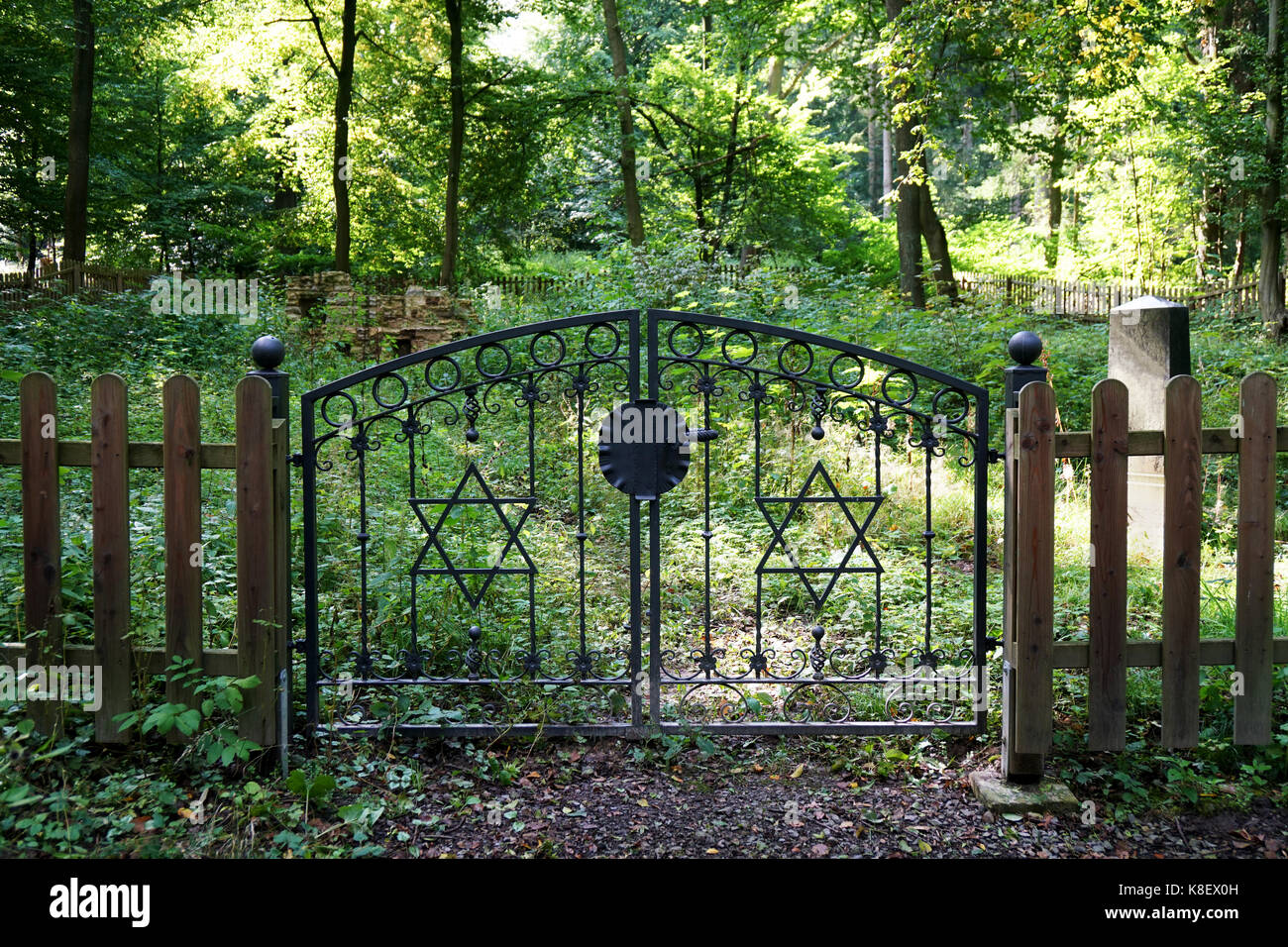 Forest gate cemetery hi-res stock photography and images - Alamy