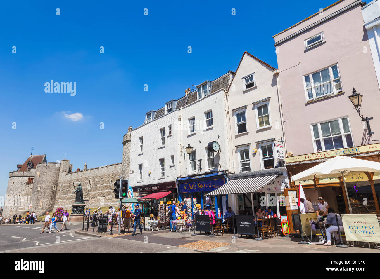 England, Berkshire, Windsor, Shops and Windsor Castle Stock Photo - Alamy