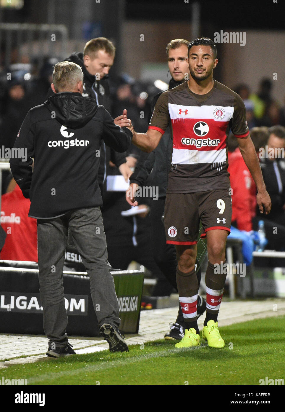 Kiel, Germany. 19th Sep, 2017. Pauli's coach Olaf Jansen shakes hands ...