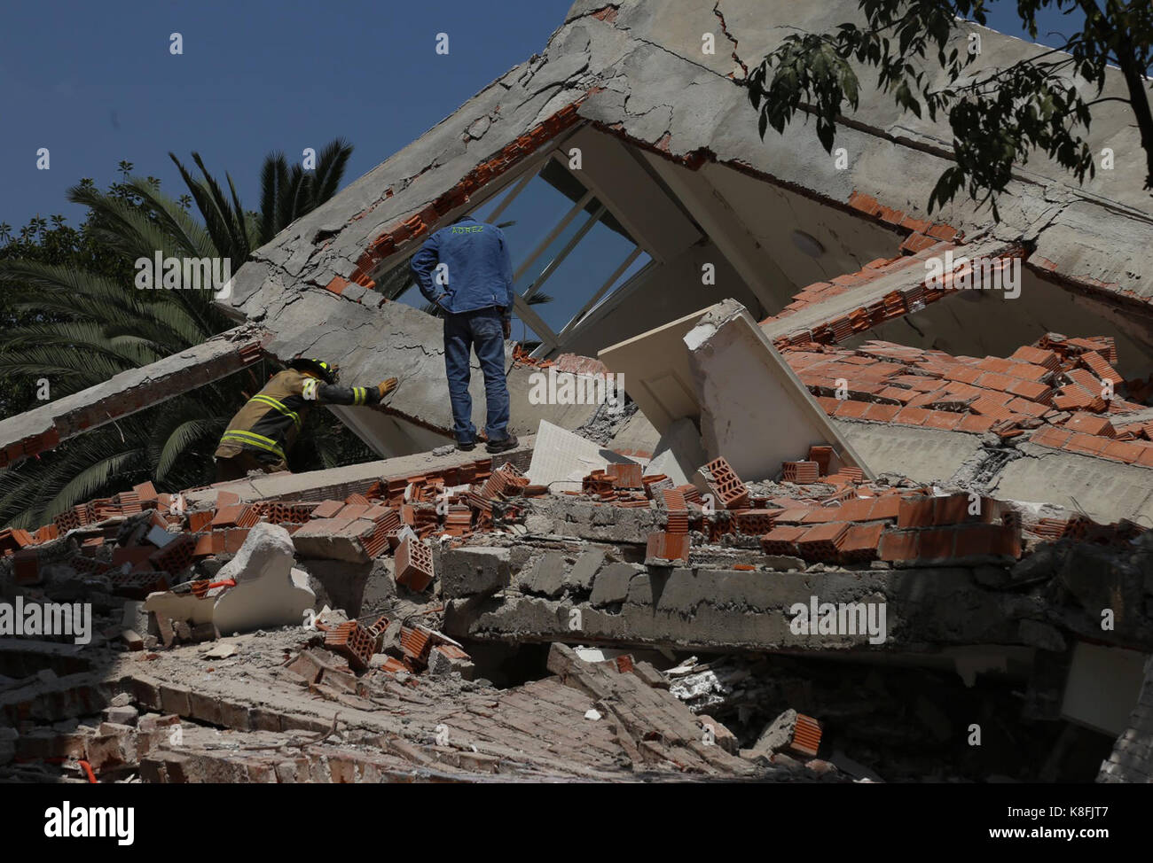 Mexico City, Mexico. 19th Sep, 2017. People inspect a collapsed ...