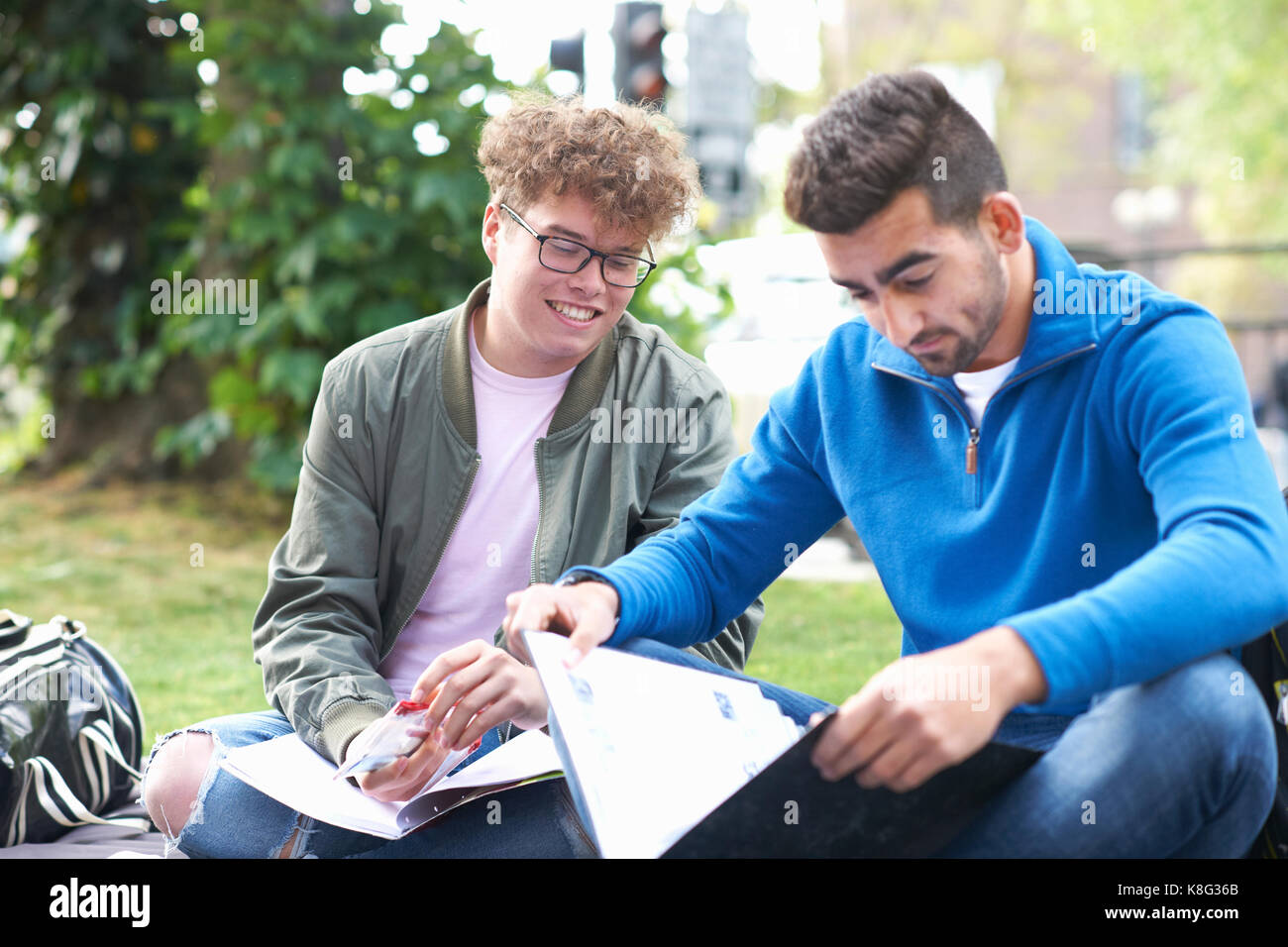 Students sitting outdoors studying Stock Photo - Alamy