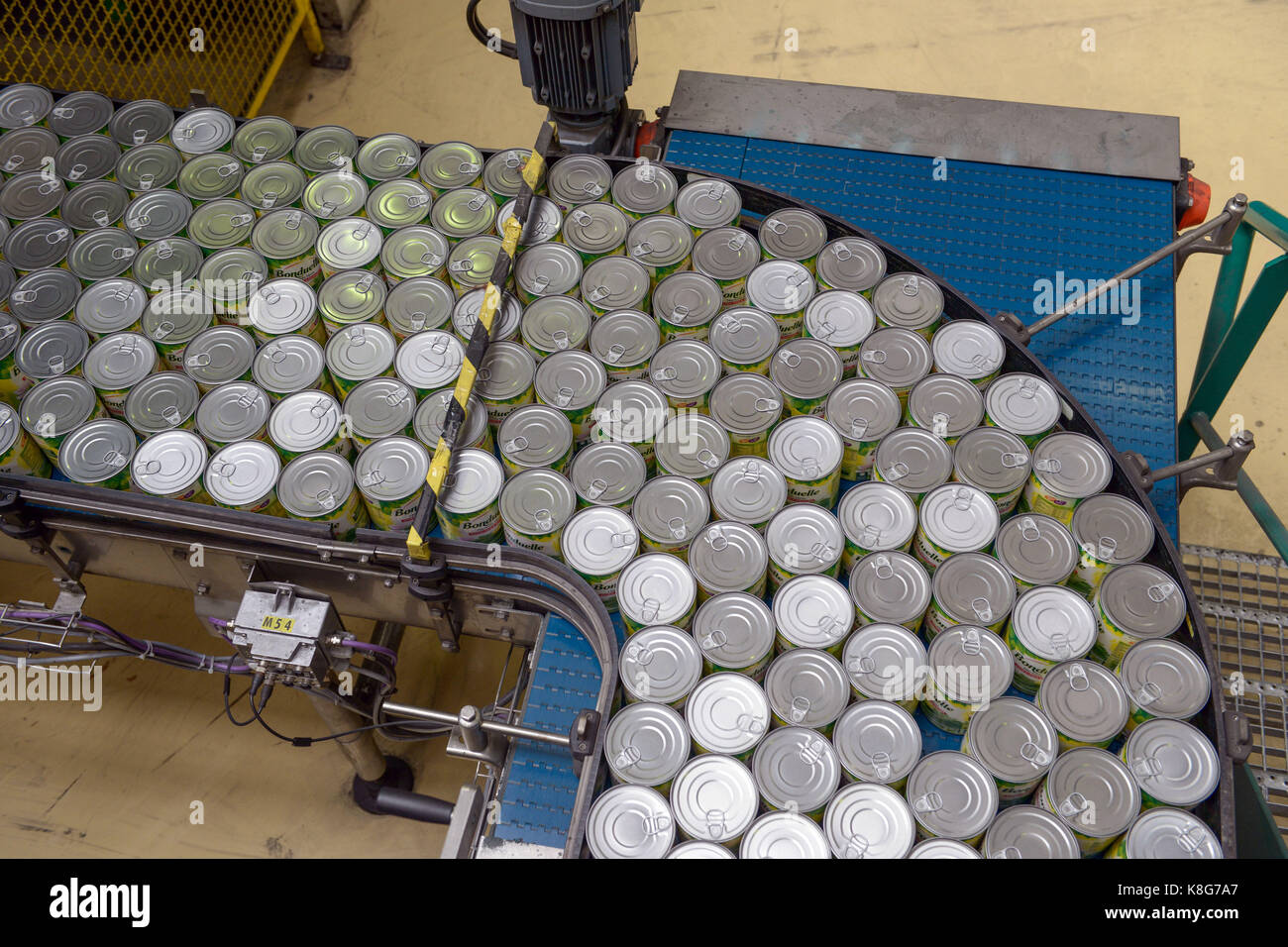Food processing plant cans hi-res stock photography and images - Alamy