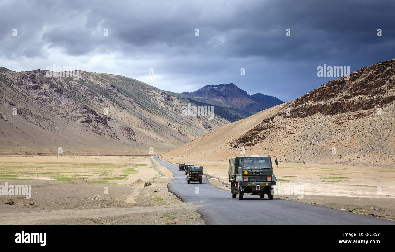 India indian army truck transport hi-res stock photography and images ...