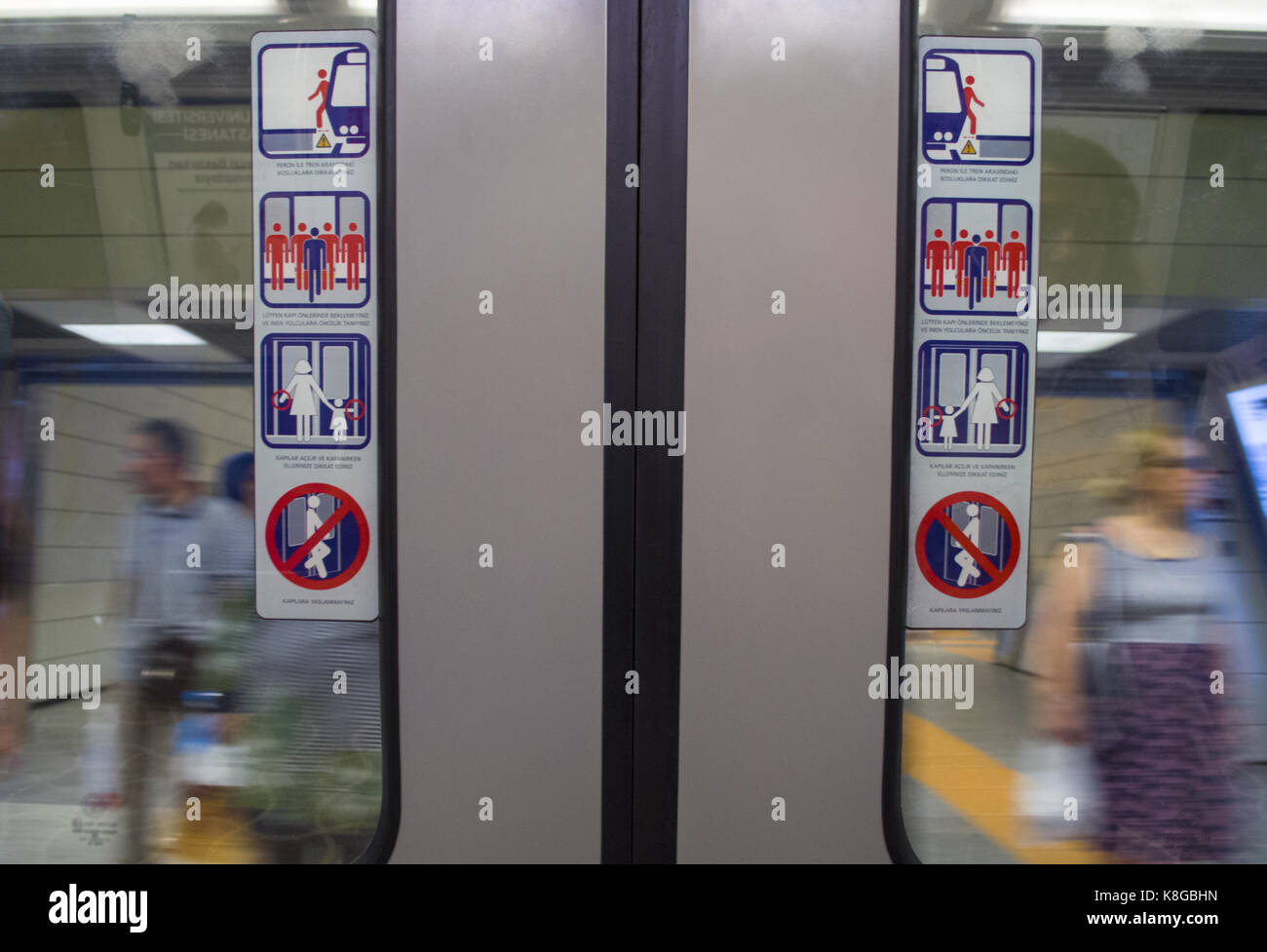 Open subway doors hi-res stock photography and images - Alamy