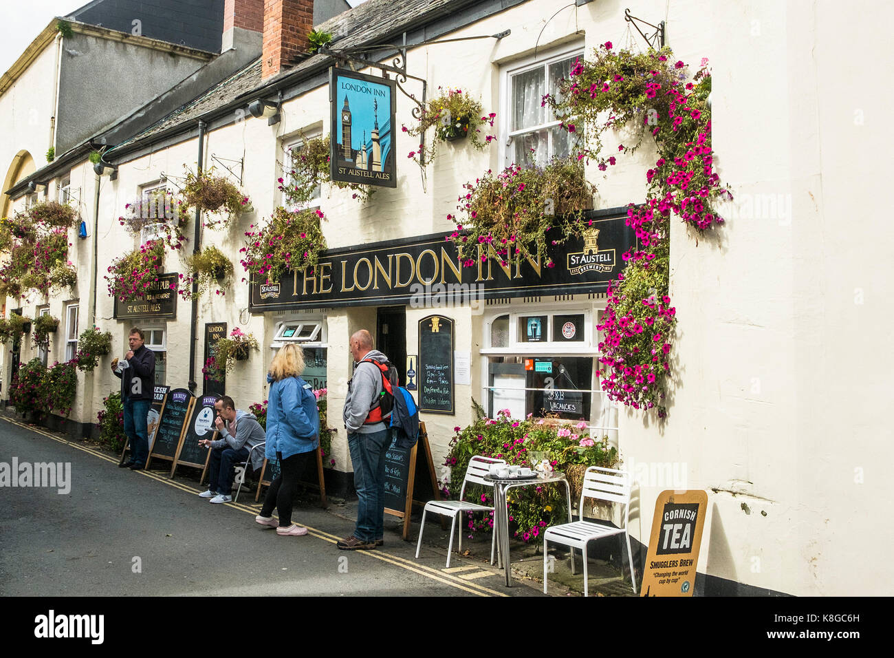 Historic pub - the historic London Inn public house in Padstow on the ...