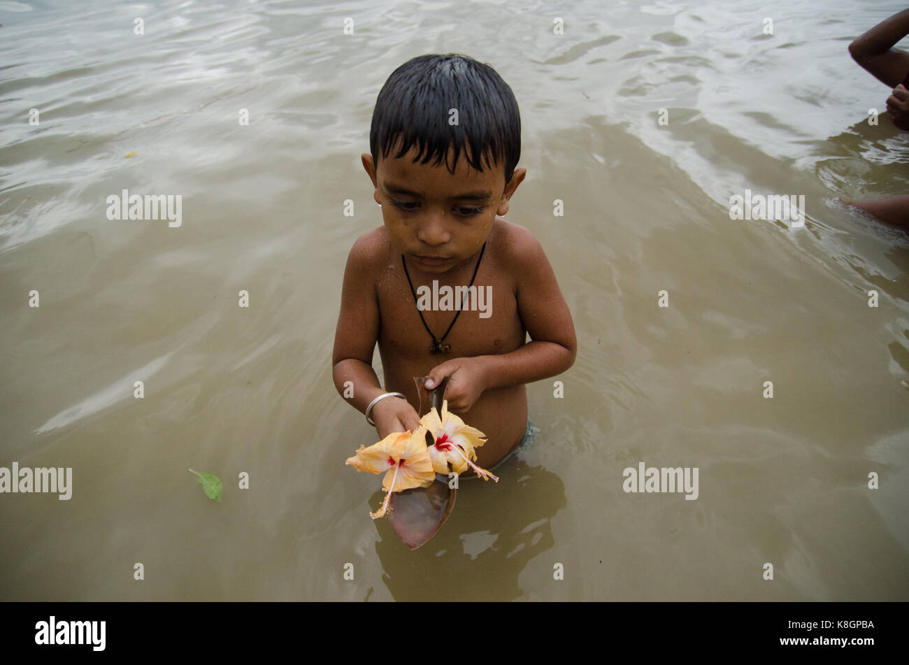 Kolkata, India. 19th Sep, 2017. A child offering prayer to his ancestor ...