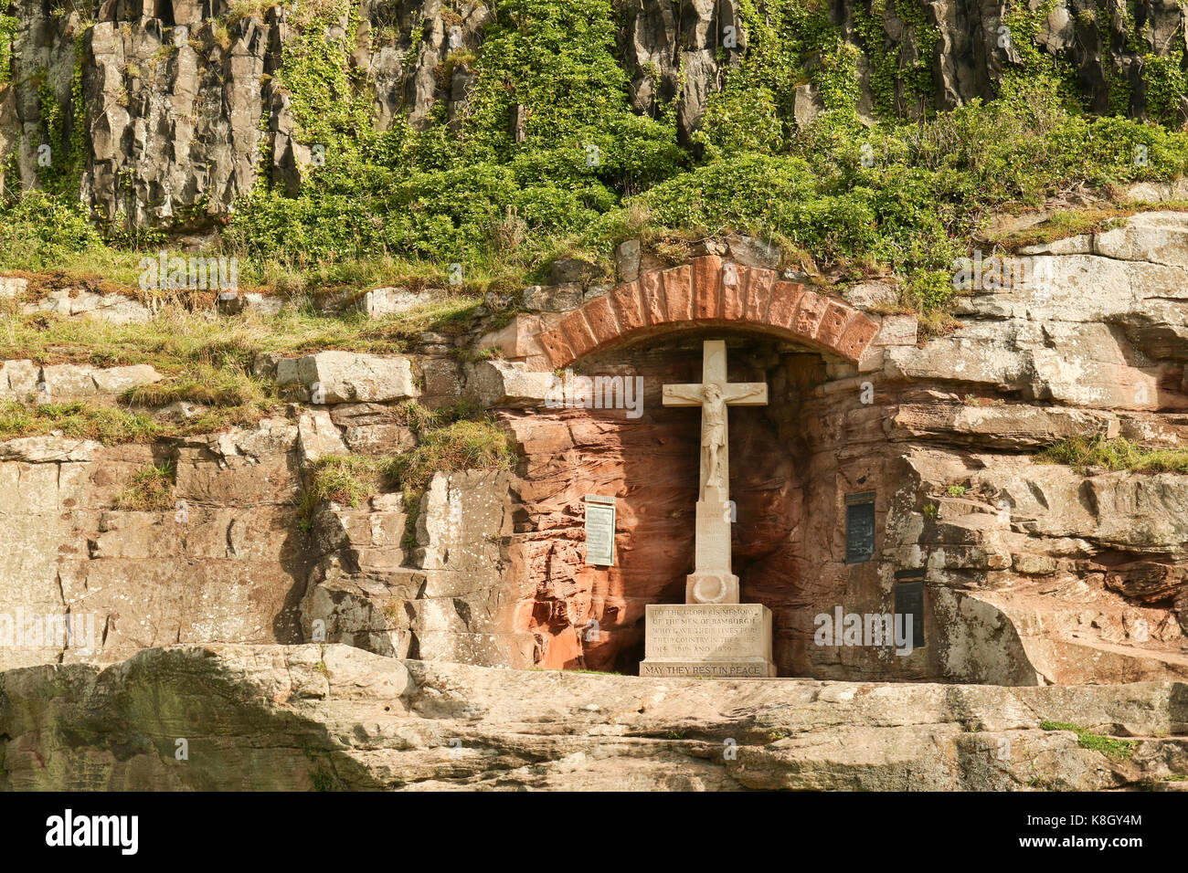 Alcove of rock hi-res stock photography and images - Alamy