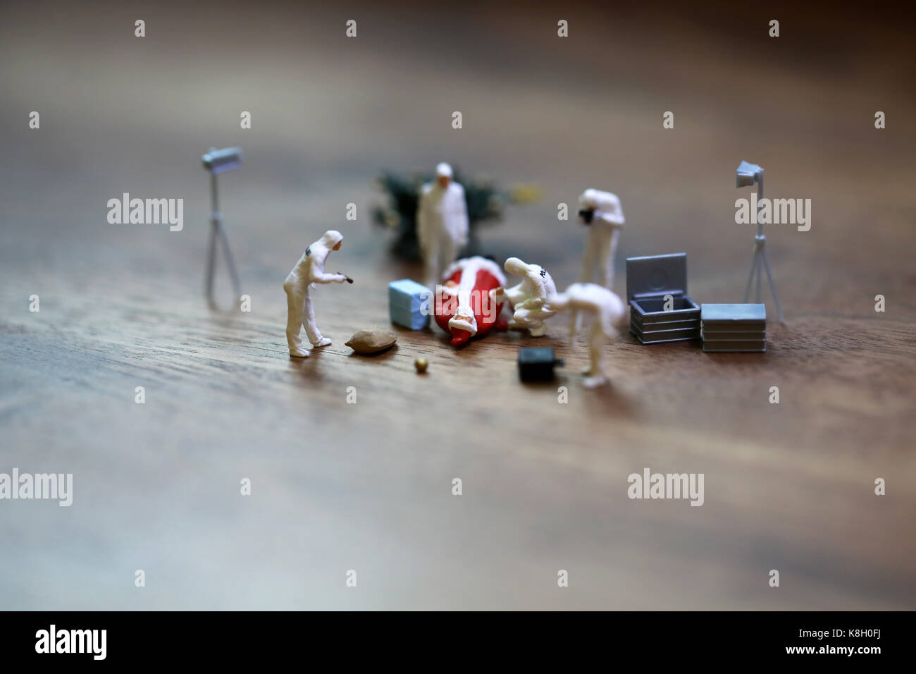 Investigate die hi-res stock photography and images - Alamy
