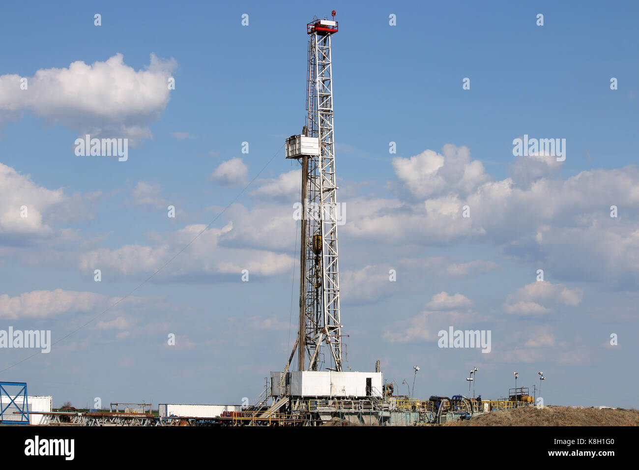 land oil drilling rig on field Stock Photo - Alamy