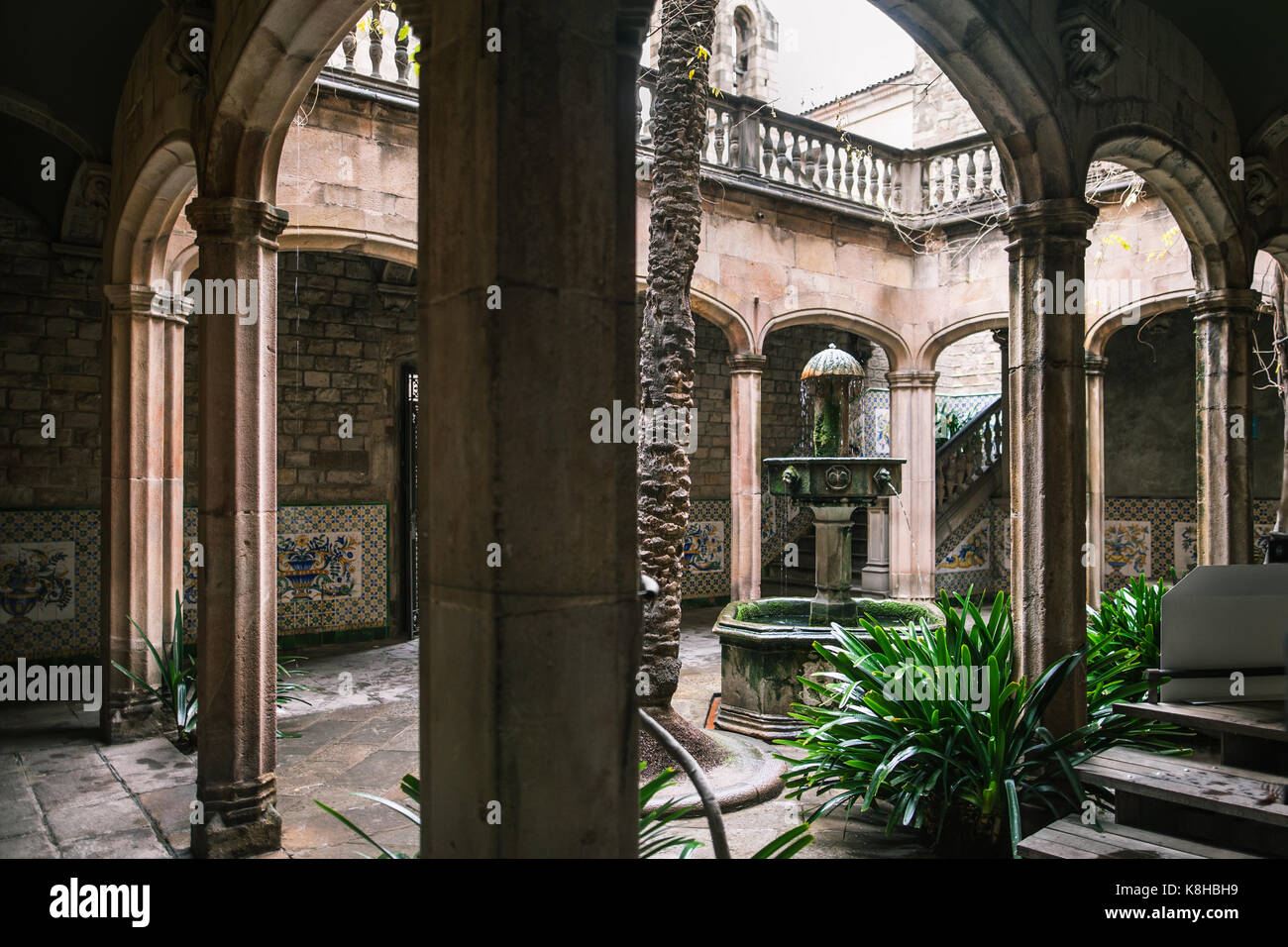 Courtyard of a gothic building in Barcelona. Casa de l'Ardiaca ...