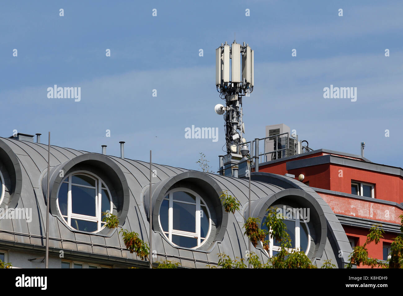Rooftop building antenna hi-res stock photography and images - Alamy