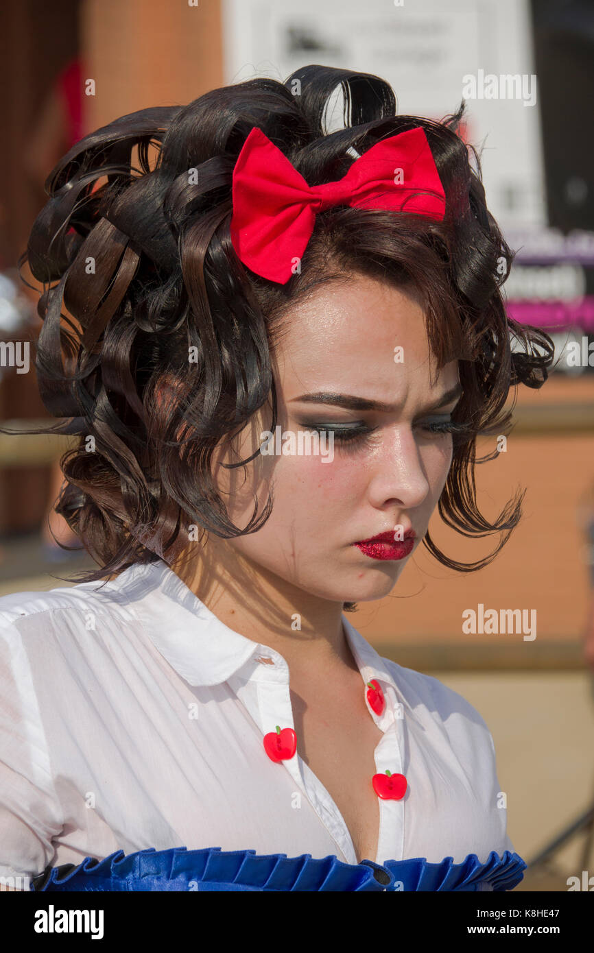 Life model young woman hi-res stock photography and images - Alamy