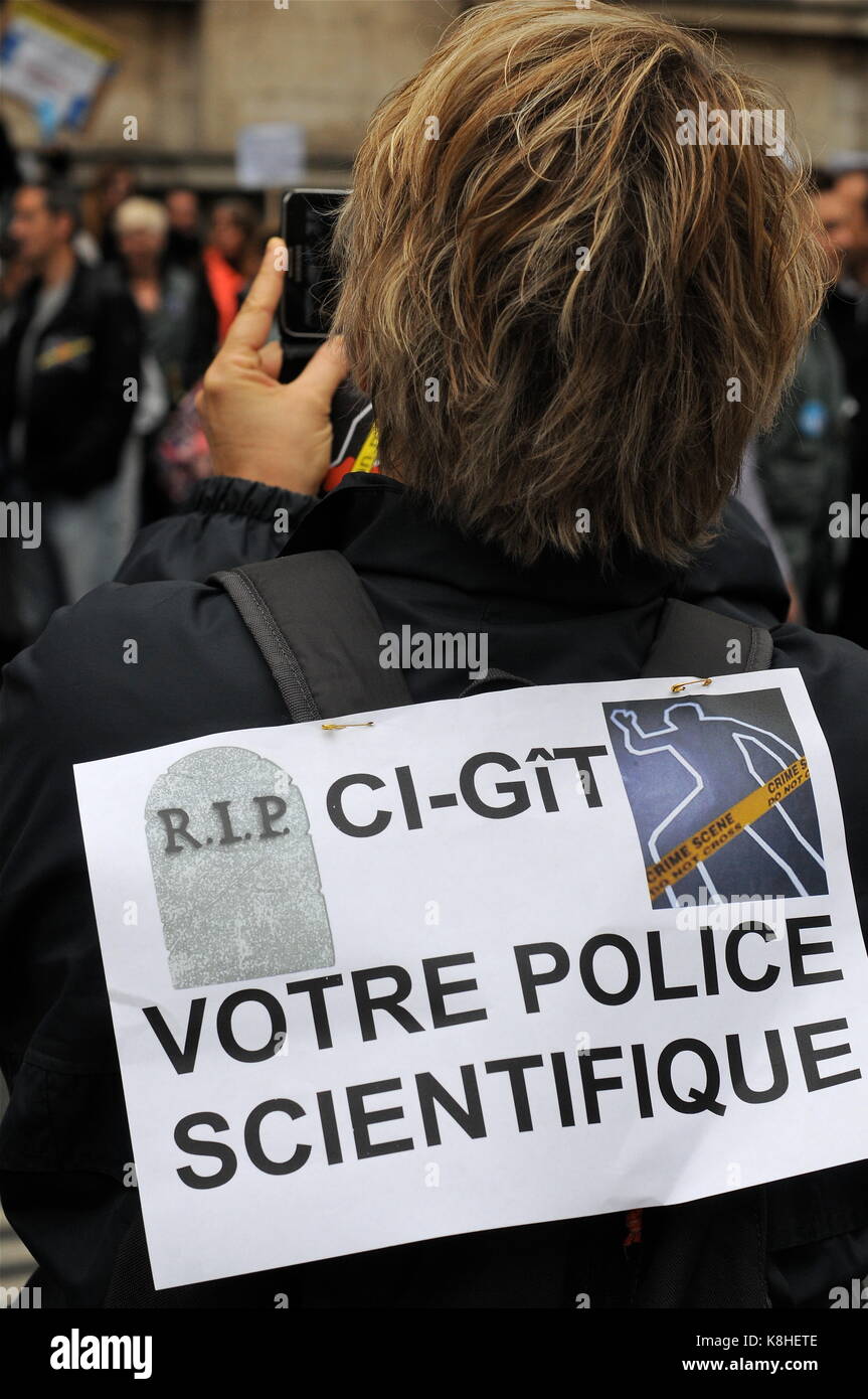 Forensic officers work hi-res stock photography and images - Alamy