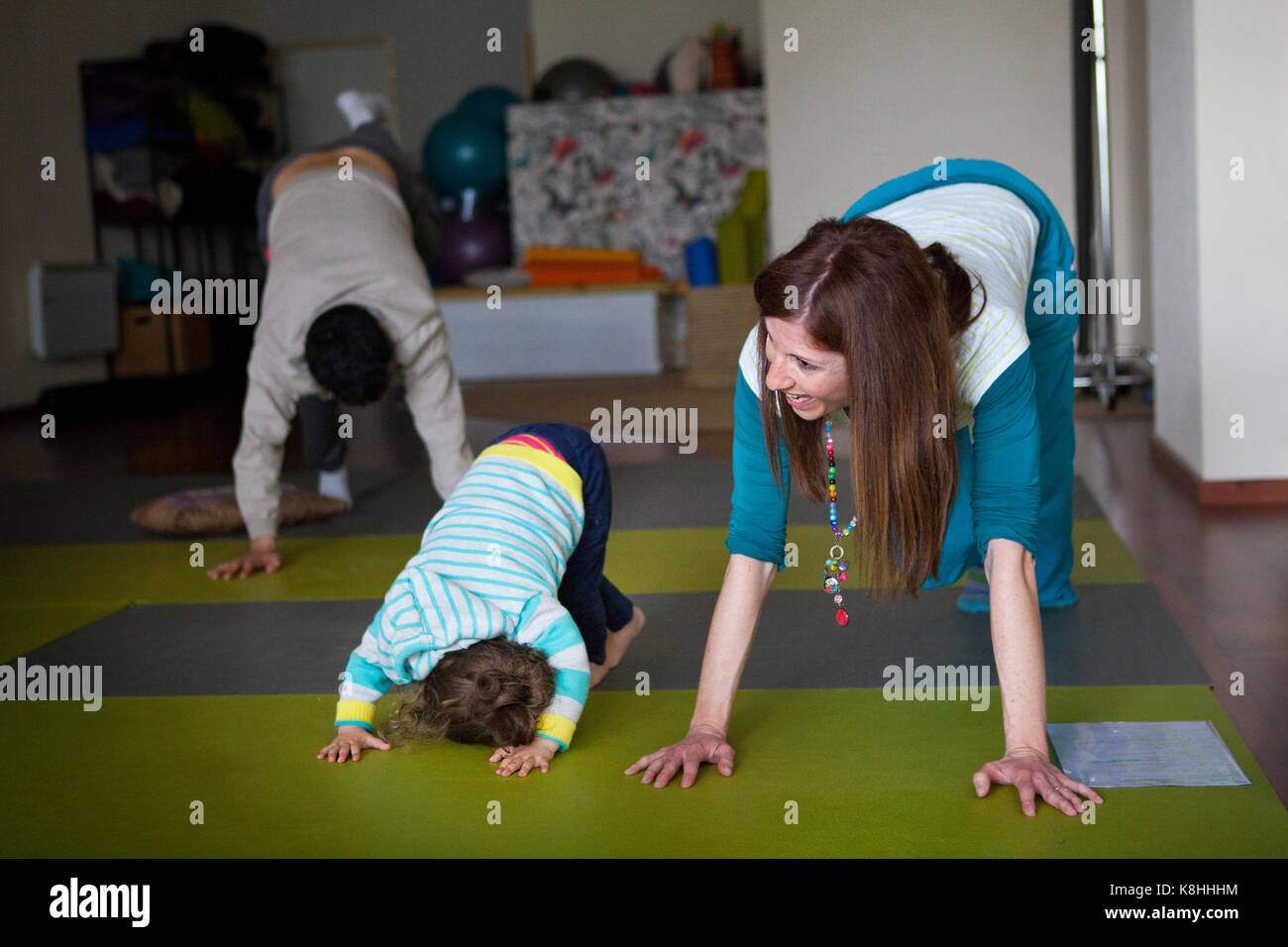 PARENT AND CHILD PRACTICING YOGA Stock Photo - Alamy